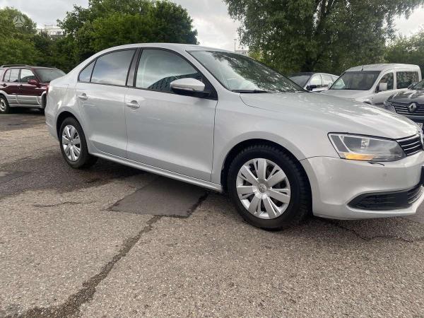 Pelēks Volkswagen Jetta 2013 Viļņa, ar dzinēja tilpumu 1.60 L un nobraukumu 200 tūkst. km par 3300 €, foto 9 vietnē AUTOMOTO.COM.LV