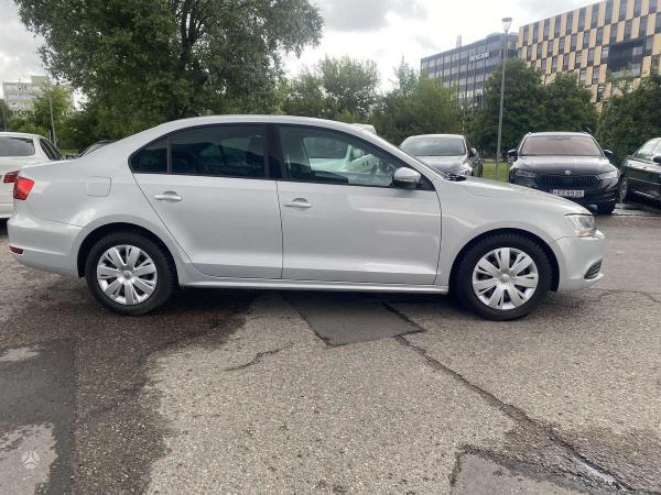 Pelēks Volkswagen Jetta 2013 Viļņa, ar dzinēja tilpumu 1.60 L un nobraukumu 200 tūkst. km par 3300 €, foto 10 vietnē AUTOMOTO.COM.LV
