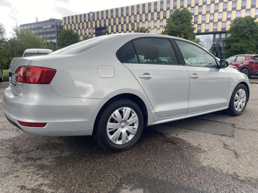 Grey Volkswagen Jetta 2013 in Vilnius, with an engine capacity of 1.60 L and mileage of 200 thousand km for 3300 €, photo 12 on AUTOMOTO.COM.LV