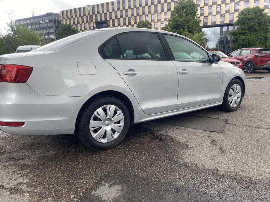Grey Volkswagen Jetta 2013 in Vilnius, with an engine capacity of 1.60 L and mileage of 200 thousand km for 3300 €, photo 13 on AUTOMOTO.COM.LV