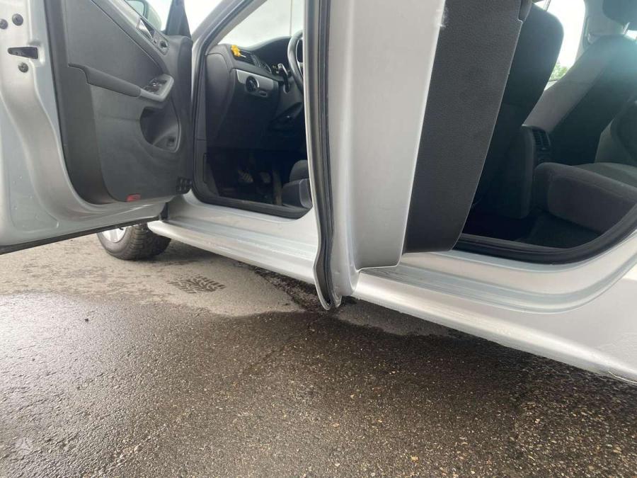 Grey Volkswagen Jetta 2013 in Vilnius, with an engine capacity of 1.60 L and mileage of 200 thousand km for 3300 €, photo 17 on AUTOMOTO.COM.LV