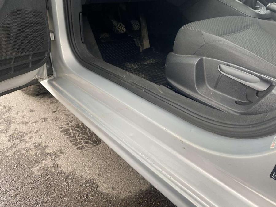 Grey Volkswagen Jetta 2013 in Vilnius, with an engine capacity of 1.60 L and mileage of 200 thousand km for 3300 €, photo 18 on AUTOMOTO.COM.LV