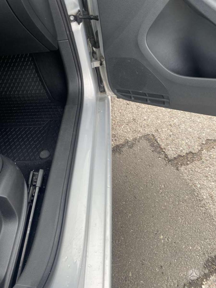 Grey Volkswagen Jetta 2013 in Vilnius, with an engine capacity of 1.60 L and mileage of 200 thousand km for 3300 €, photo 22 on AUTOMOTO.COM.LV