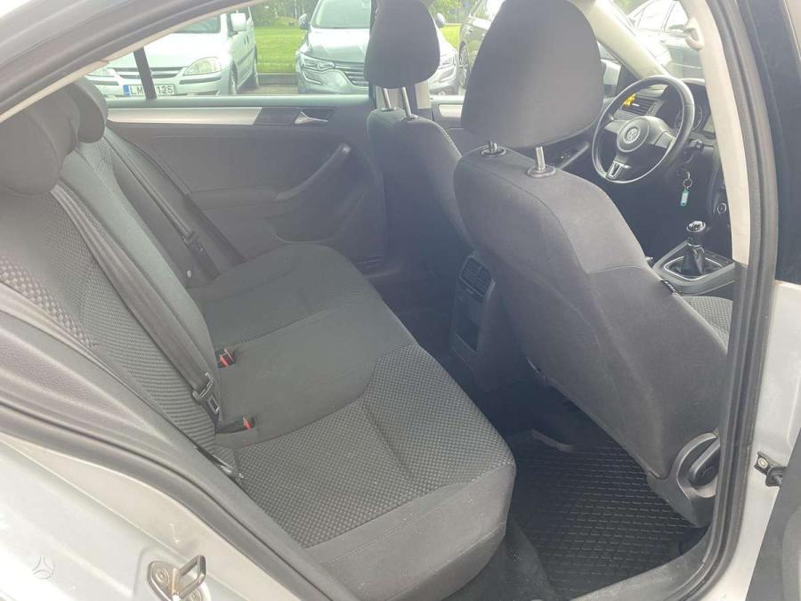 Grey Volkswagen Jetta 2013 in Vilnius, with an engine capacity of 1.60 L and mileage of 200 thousand km for 3300 €, photo 27 on AUTOMOTO.COM.LV