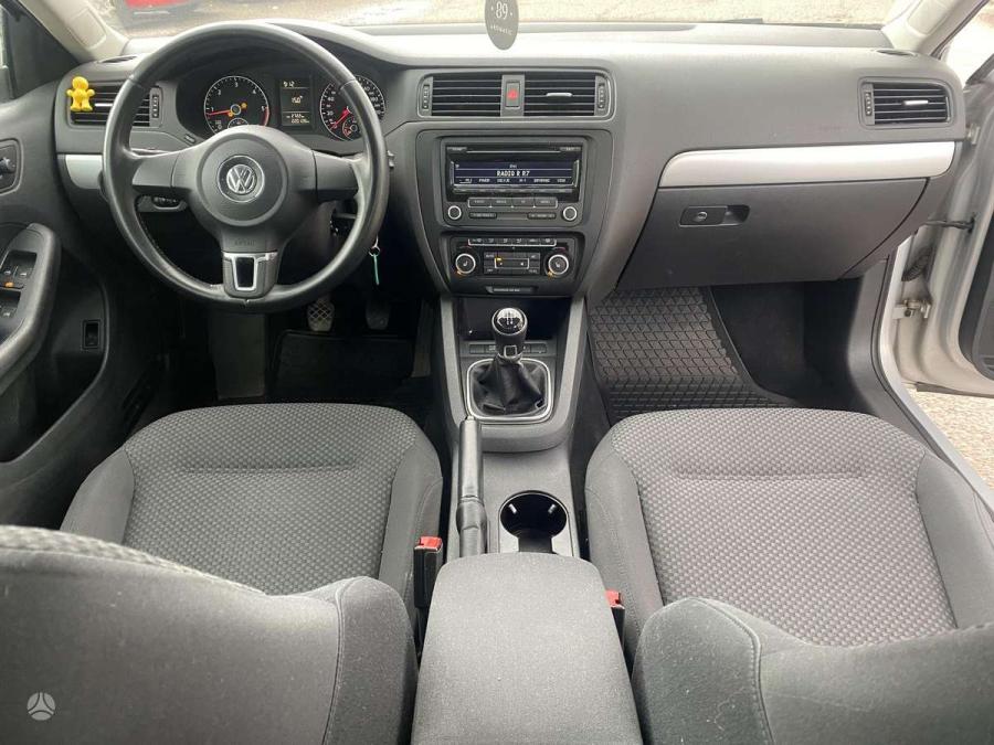 Grey Volkswagen Jetta 2013 in Vilnius, with an engine capacity of 1.60 L and mileage of 200 thousand km for 3300 €, photo 28 on AUTOMOTO.COM.LV