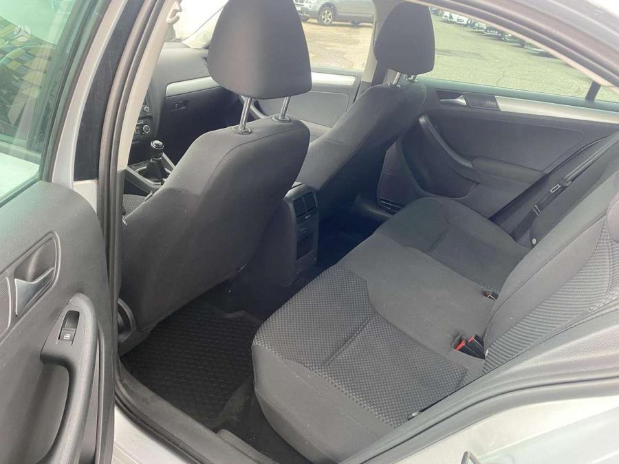 Grey Volkswagen Jetta 2013 in Vilnius, with an engine capacity of 1.60 L and mileage of 200 thousand km for 3300 €, photo 29 on AUTOMOTO.COM.LV