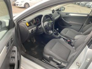 Grey Volkswagen Jetta 2013 in Vilnius, with an engine capacity of 1.60 L and mileage of 200 thousand km for 3300 €, photo 31 on AUTOMOTO.COM.LV