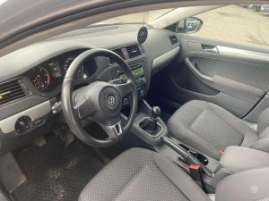 Grey Volkswagen Jetta 2013 in Vilnius, with an engine capacity of 1.60 L and mileage of 200 thousand km for 3300 €, photo 32 on AUTOMOTO.COM.LV