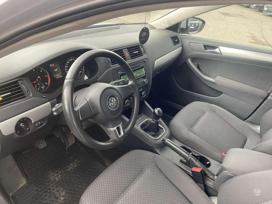 Grey Volkswagen Jetta 2013 in Vilnius, with an engine capacity of 1.60 L and mileage of 200 thousand km for 3300 €, photo 32 on AUTOMOTO.COM.LV