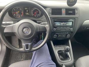 Grey Volkswagen Jetta 2013 in Vilnius, with an engine capacity of 1.60 L and mileage of 200 thousand km for 3300 €, photo 33 on AUTOMOTO.COM.LV