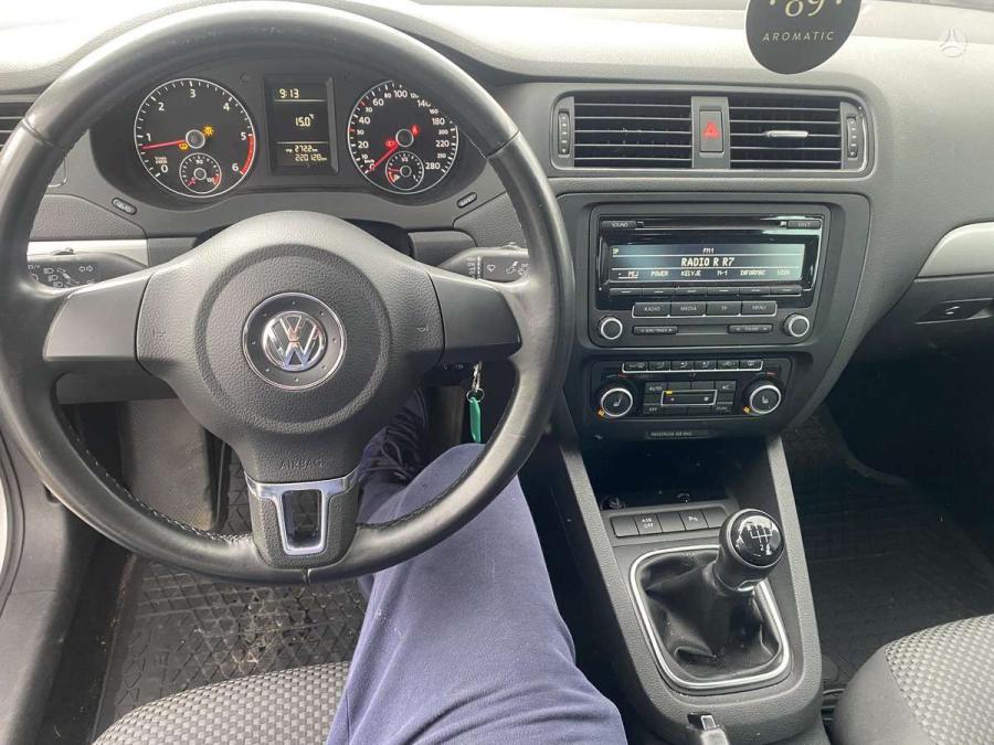 Grey Volkswagen Jetta 2013 in Vilnius, with an engine capacity of 1.60 L and mileage of 200 thousand km for 3300 €, photo 33 on AUTOMOTO.COM.LV