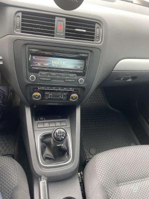 Grey Volkswagen Jetta 2013 in Vilnius, with an engine capacity of 1.60 L and mileage of 200 thousand km for 3300 €, photo 34 on AUTOMOTO.COM.LV