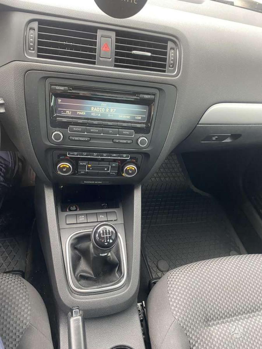 Grey Volkswagen Jetta 2013 in Vilnius, with an engine capacity of 1.60 L and mileage of 200 thousand km for 3300 €, photo 34 on AUTOMOTO.COM.LV
