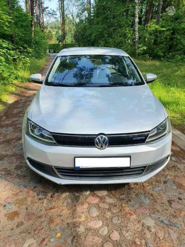 Pelēks Volkswagen Jetta 2013 Viļņa, ar dzinēja tilpumu 1.40 L un nobraukumu 152 tūkst. km par 6100 €, foto 2 vietnē AUTOMOTO.COM.LV
