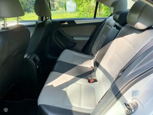 Pelēks Volkswagen Jetta 2013 Viļņa, ar dzinēja tilpumu 1.40 L un nobraukumu 152 tūkst. km par 6100 €, foto 9 vietnē AUTOMOTO.COM.LV