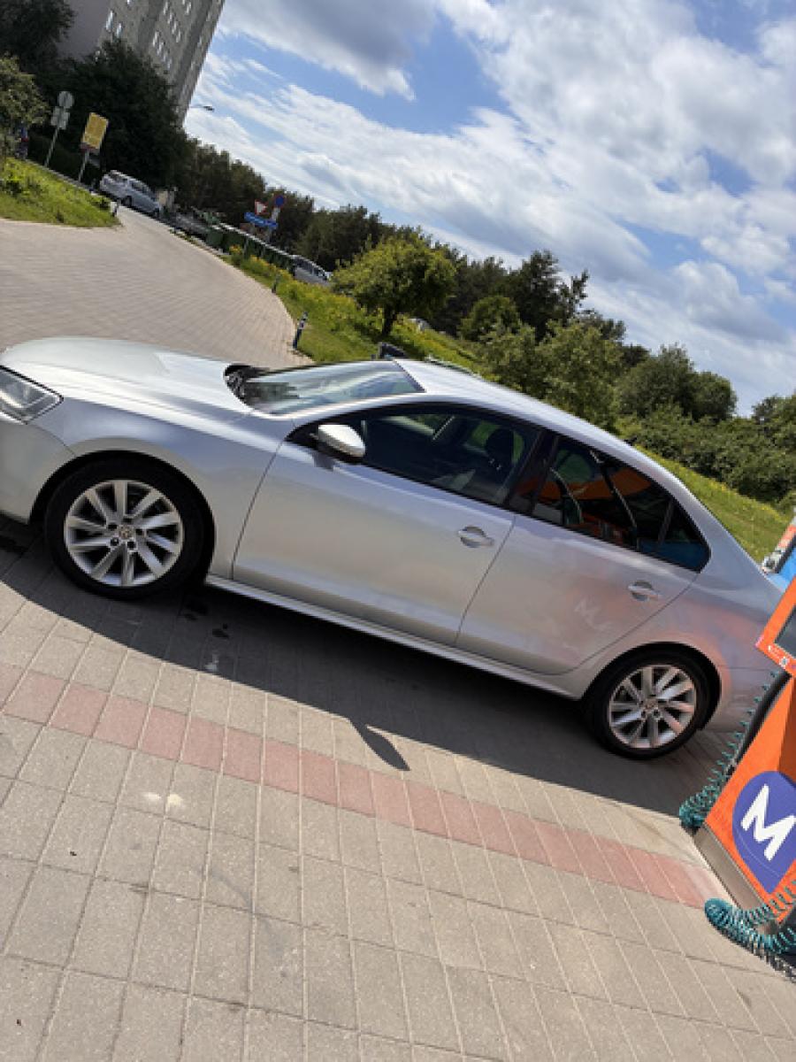 Pelēks Volkswagen Jetta 2013 Tallina, ar dzinēja tilpumu 1.60 L un nobraukumu 275 tūkst. km par 5000 €, foto 3 vietnē AUTOMOTO.COM.LV