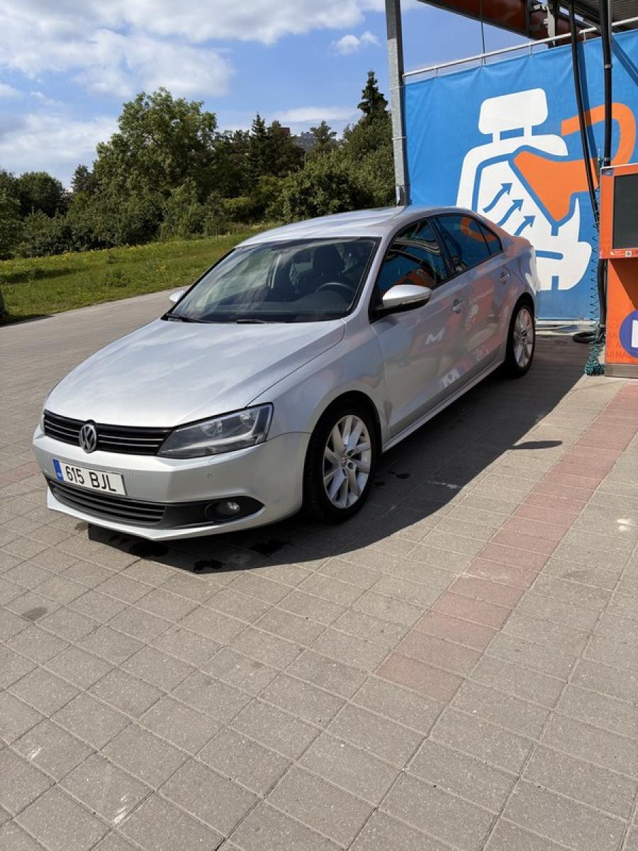 Pelēks Volkswagen Jetta 2013 Tallina, ar dzinēja tilpumu 1.60 L un nobraukumu 275 tūkst. km par 5000 €, foto 10 vietnē AUTOMOTO.COM.LV