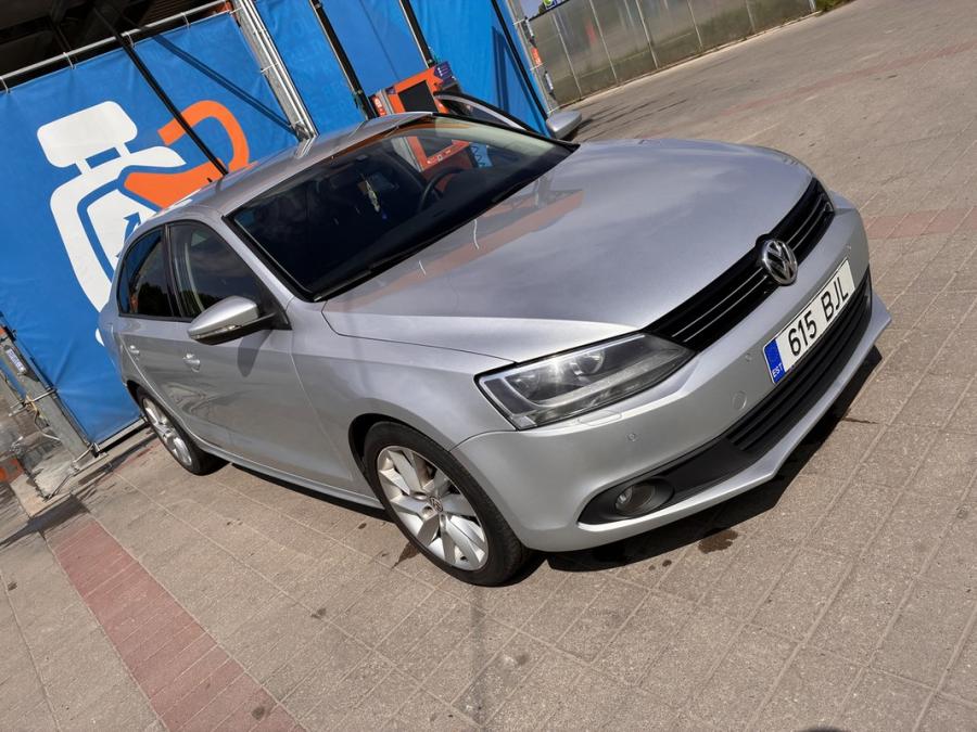 Pelēks Volkswagen Jetta 2013 Tallina, ar dzinēja tilpumu 1.60 L un nobraukumu 275 tūkst. km par 5000 €, foto 11 vietnē AUTOMOTO.COM.LV