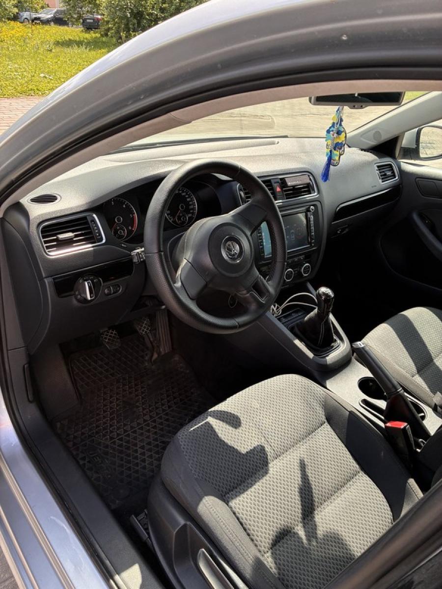 Pelēks Volkswagen Jetta 2013 Tallina, ar dzinēja tilpumu 1.60 L un nobraukumu 275 tūkst. km par 5000 €, foto 13 vietnē AUTOMOTO.COM.LV