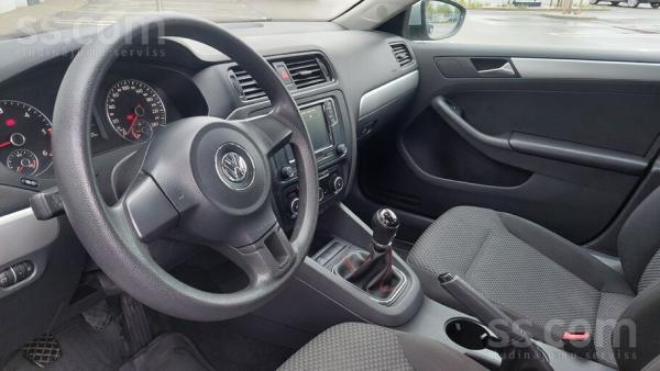 Grey Volkswagen Jetta 2013 in Riga, with an engine capacity of 1.60 L and mileage of 218 thousand km for 4250 €, photo 3 on AUTOMOTO.COM.LV