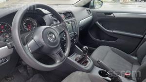 Grey Volkswagen Jetta 2013 in Riga, with an engine capacity of 1.60 L and mileage of 218 thousand km for 4250 €, photo 4 on AUTOMOTO.COM.LV