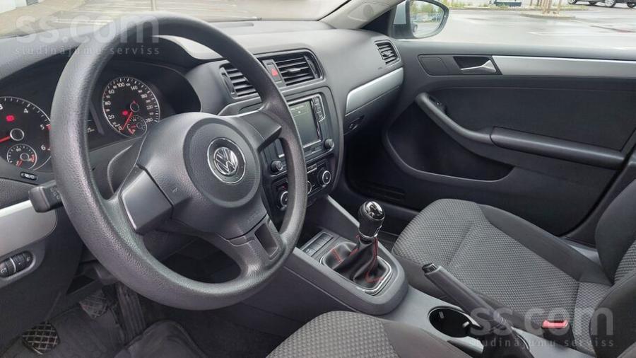 Grey Volkswagen Jetta 2013 in Riga, with an engine capacity of 1.60 L and mileage of 218 thousand km for 4250 €, photo 4 on AUTOMOTO.COM.LV