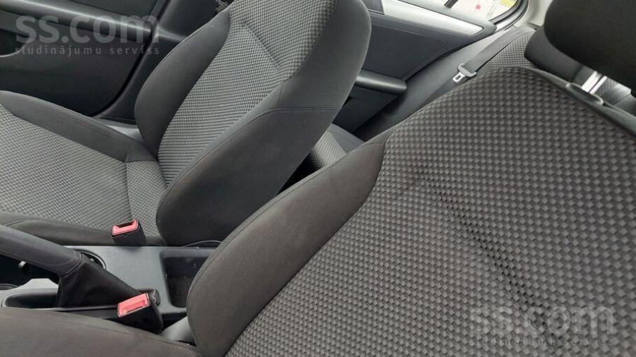 Grey Volkswagen Jetta 2013 in Riga, with an engine capacity of 1.60 L and mileage of 218 thousand km for 4250 €, photo 5 on AUTOMOTO.COM.LV