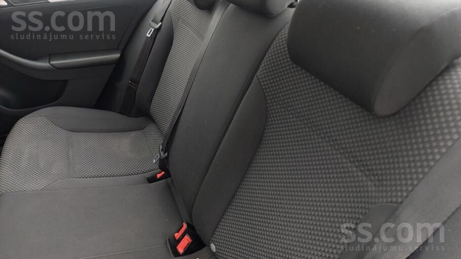 Grey Volkswagen Jetta 2013 in Riga, with an engine capacity of 1.60 L and mileage of 218 thousand km for 4250 €, photo 8 on AUTOMOTO.COM.LV