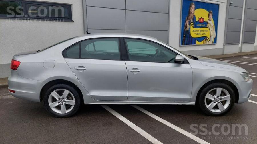 Grey Volkswagen Jetta 2013 in Riga, with an engine capacity of 1.60 L and mileage of 218 thousand km for 4250 €, photo 10 on AUTOMOTO.COM.LV