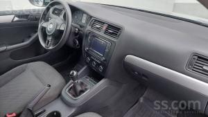 Grey Volkswagen Jetta 2013 in Riga, with an engine capacity of 1.60 L and mileage of 218 thousand km for 4250 €, photo 12 on AUTOMOTO.COM.LV