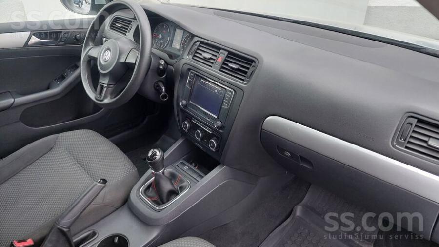 Grey Volkswagen Jetta 2013 in Riga, with an engine capacity of 1.60 L and mileage of 218 thousand km for 4250 €, photo 12 on AUTOMOTO.COM.LV