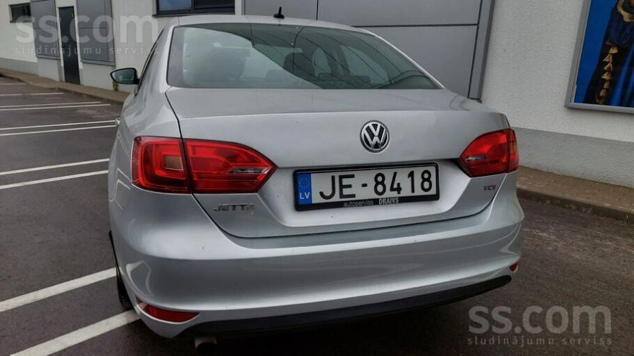 Grey Volkswagen Jetta 2013 in Riga, with an engine capacity of 1.60 L and mileage of 218 thousand km for 4250 €, photo 15 on AUTOMOTO.COM.LV