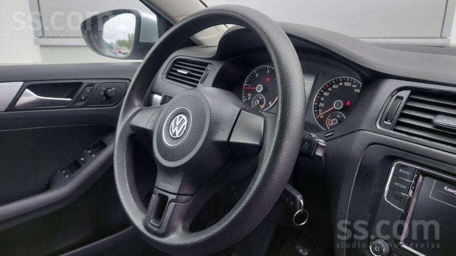 Grey Volkswagen Jetta 2013 in Riga, with an engine capacity of 1.60 L and mileage of 218 thousand km for 4250 €, photo 16 on AUTOMOTO.COM.LV