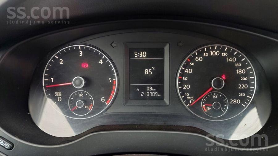 Grey Volkswagen Jetta 2013 in Riga, with an engine capacity of 1.60 L and mileage of 218 thousand km for 4250 €, photo 17 on AUTOMOTO.COM.LV