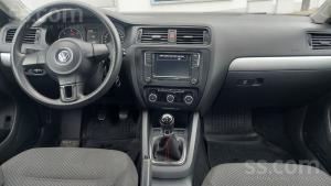 Grey Volkswagen Jetta 2013 in Riga, with an engine capacity of 1.60 L and mileage of 218 thousand km for 4250 €, photo 20 on AUTOMOTO.COM.LV