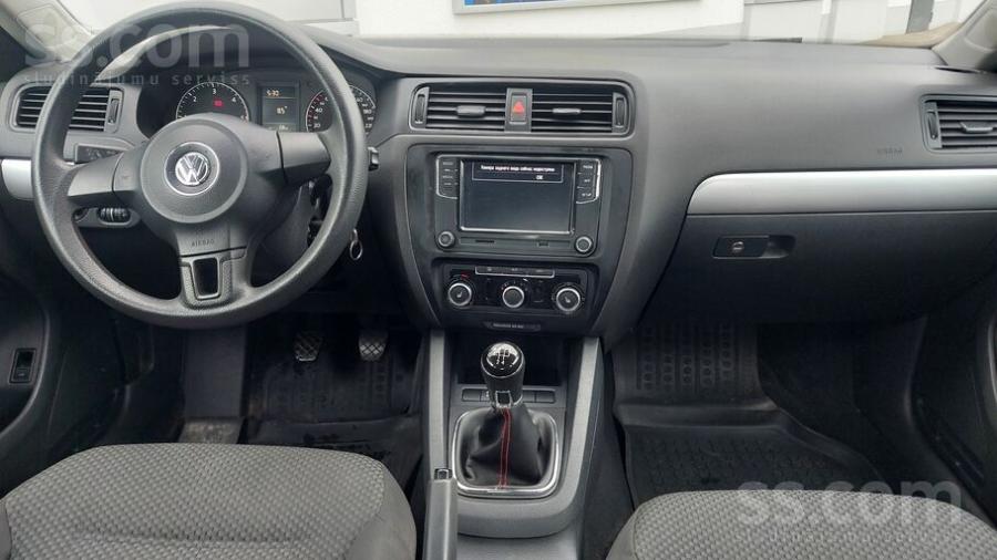 Grey Volkswagen Jetta 2013 in Riga, with an engine capacity of 1.60 L and mileage of 218 thousand km for 4250 €, photo 20 on AUTOMOTO.COM.LV
