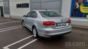 Grey Volkswagen Jetta 2013 in Riga, with an engine capacity of 1.60 L and mileage of 218 thousand km for 4250 €, photo 23 on AUTOMOTO.COM.LV