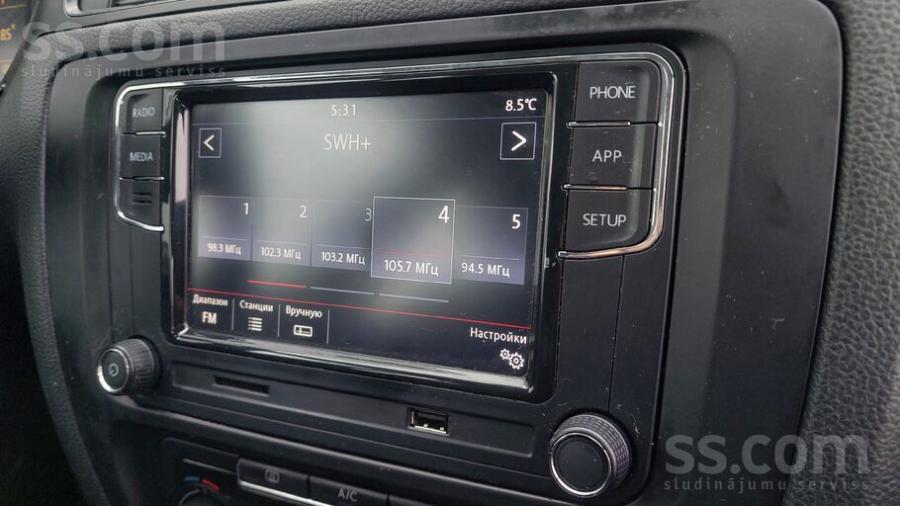 Grey Volkswagen Jetta 2013 in Riga, with an engine capacity of 1.60 L and mileage of 218 thousand km for 4250 €, photo 24 on AUTOMOTO.COM.LV