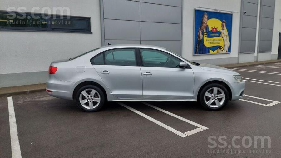 Grey Volkswagen Jetta 2013 in Riga, with an engine capacity of 1.60 L and mileage of 218 thousand km for 4250 €, photo 26 on AUTOMOTO.COM.LV