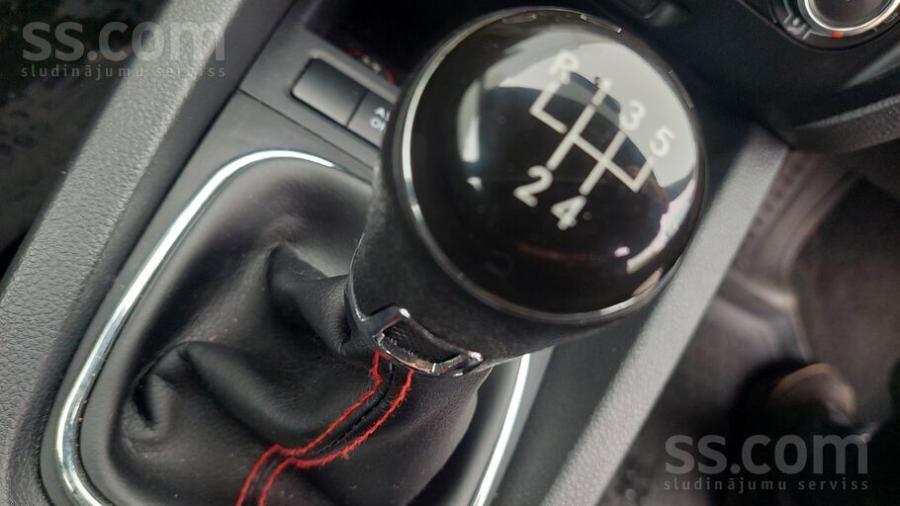 Grey Volkswagen Jetta 2013 in Riga, with an engine capacity of 1.60 L and mileage of 218 thousand km for 4250 €, photo 28 on AUTOMOTO.COM.LV