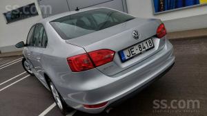 Grey Volkswagen Jetta 2013 in Riga, with an engine capacity of 1.60 L and mileage of 218 thousand km for 4250 €, photo 31 on AUTOMOTO.COM.LV