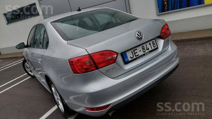Grey Volkswagen Jetta 2013 in Riga, with an engine capacity of 1.60 L and mileage of 218 thousand km for 4250 €, photo 31 on AUTOMOTO.COM.LV