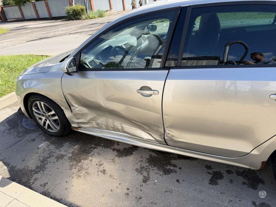 Pelēks Volkswagen Jetta 2013 Kauņa, ar dzinēja tilpumu 1.60 L un nobraukumu 393 tūkst. km par 1700 €, foto 3 vietnē AUTOMOTO.COM.LV