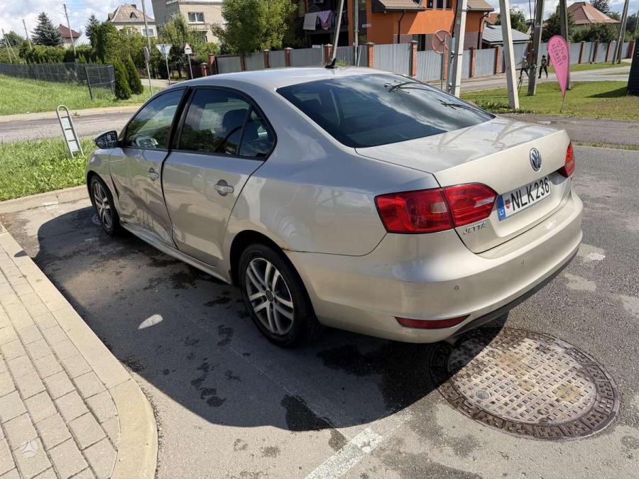 Pelēks Volkswagen Jetta 2013 Kauņa, ar dzinēja tilpumu 1.60 L un nobraukumu 393 tūkst. km par 1700 €, foto 6 vietnē AUTOMOTO.COM.LV