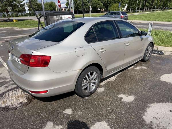 Grey Volkswagen Jetta 2013 in Kaunas, with an engine capacity of 1.60 L and mileage of 393 thousand km for 1700 €, photo 7 on AUTOMOTO.COM.LV