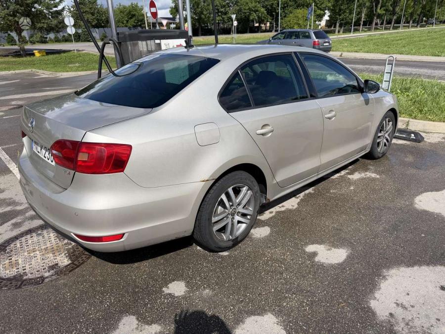 Pelēks Volkswagen Jetta 2013 Kauņa, ar dzinēja tilpumu 1.60 L un nobraukumu 393 tūkst. km par 1700 €, foto 7 vietnē AUTOMOTO.COM.LV