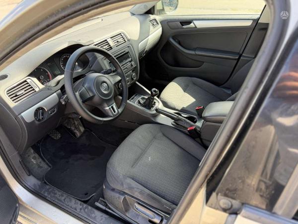 Grey Volkswagen Jetta 2013 in Kaunas, with an engine capacity of 1.60 L and mileage of 393 thousand km for 1700 €, photo 10 on AUTOMOTO.COM.LV