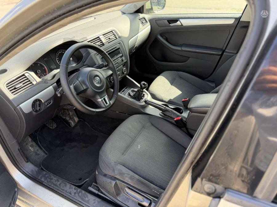 Pelēks Volkswagen Jetta 2013 Kauņa, ar dzinēja tilpumu 1.60 L un nobraukumu 393 tūkst. km par 1700 €, foto 10 vietnē AUTOMOTO.COM.LV