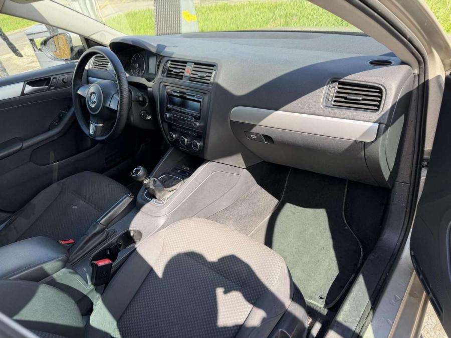 Pelēks Volkswagen Jetta 2013 Kauņa, ar dzinēja tilpumu 1.60 L un nobraukumu 393 tūkst. km par 1700 €, foto 12 vietnē AUTOMOTO.COM.LV