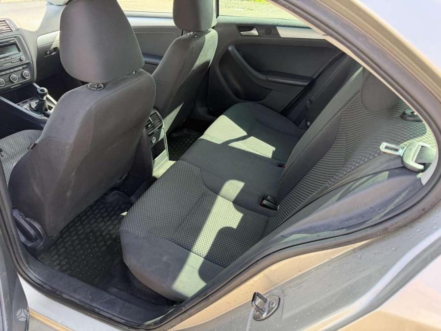 Pelēks Volkswagen Jetta 2013 Kauņa, ar dzinēja tilpumu 1.60 L un nobraukumu 393 tūkst. km par 1700 €, foto 13 vietnē AUTOMOTO.COM.LV
